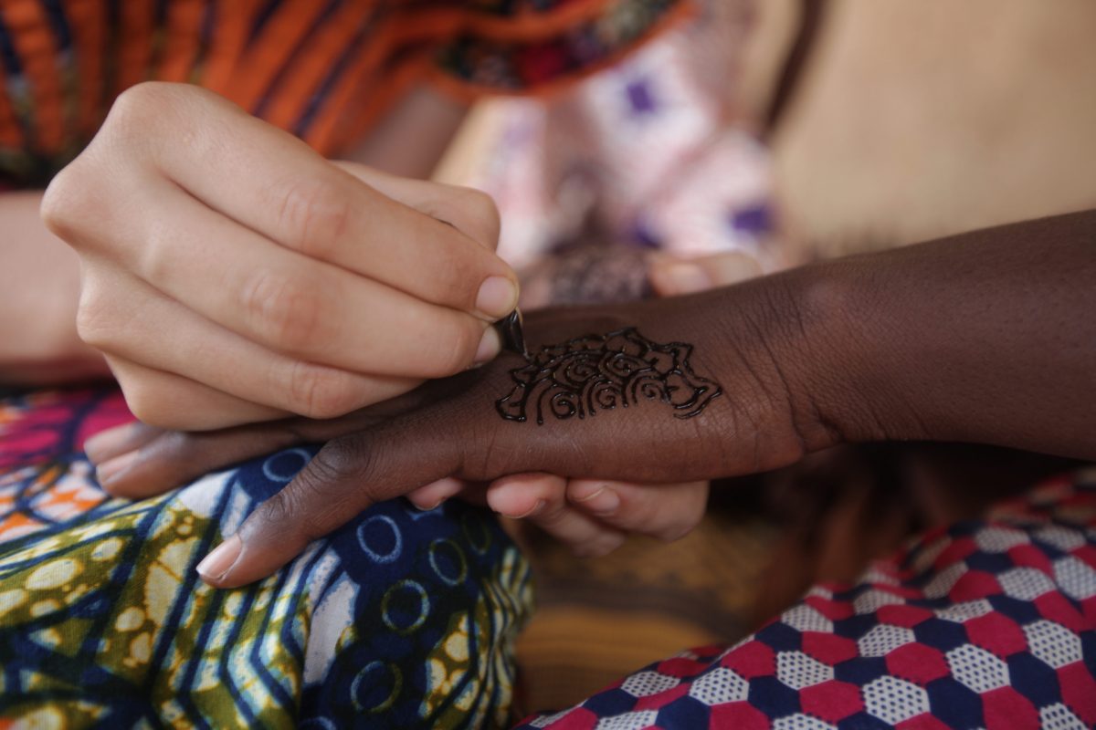 Henna leads to Bible study - IMB