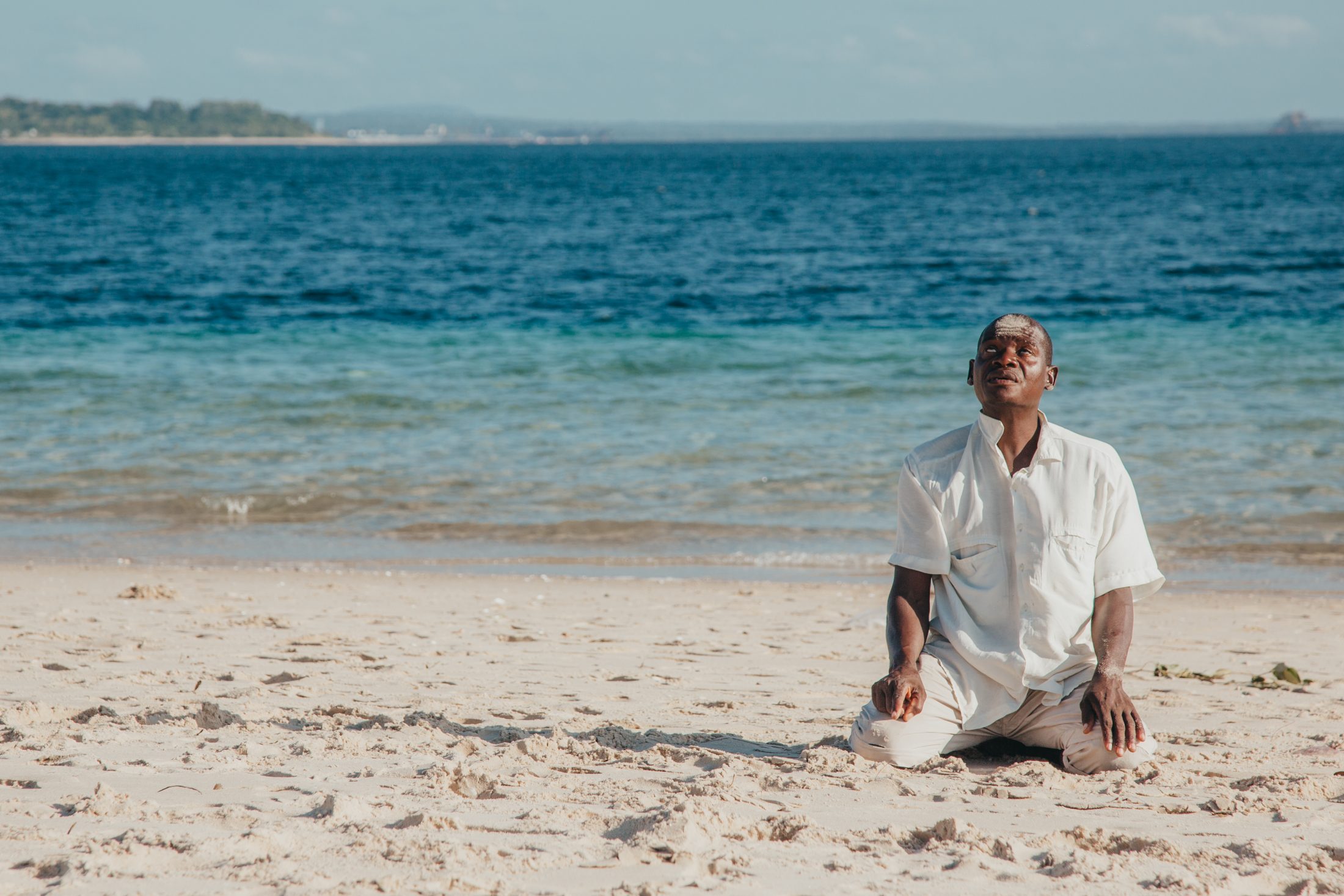 Praying on the Beach - IMB
